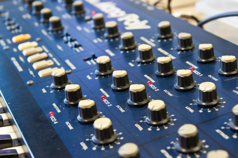 How to recreate vintage polyphonic character, using Softube Modular ...