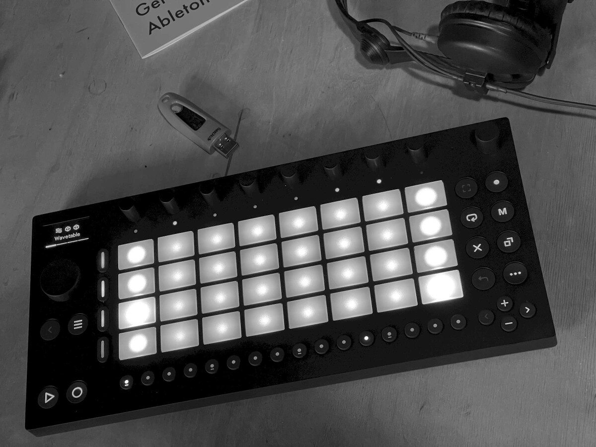 Ableton Move review: "baby Push" is sampler, mobile Live hardware - CDM ...